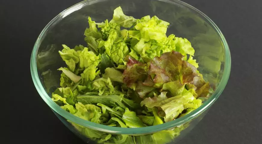 Moer ingredientes para salada verde