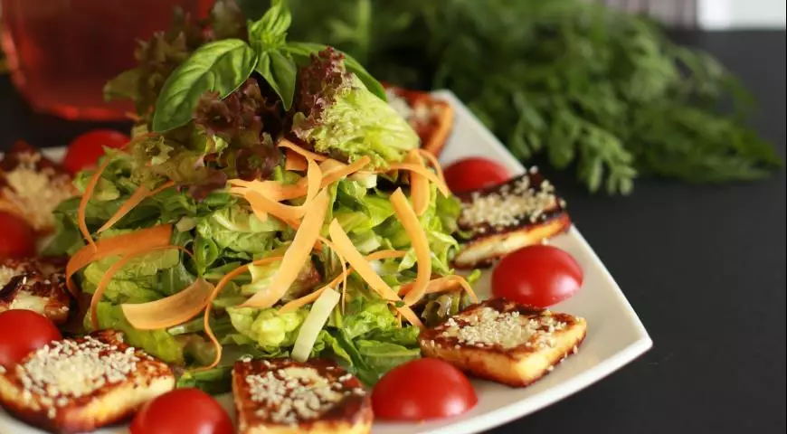 Greenaşyl salat bermek üçin ähli maddalary ýygnaň