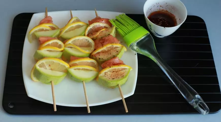 Déanaimid teas ar na skewers de 3 phíosa zucchin, iasc agus líomóid