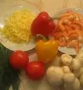 I vegetabilsk olie, stege løg, hvidløg, peber, svampe, tomater, tilføjer rejer