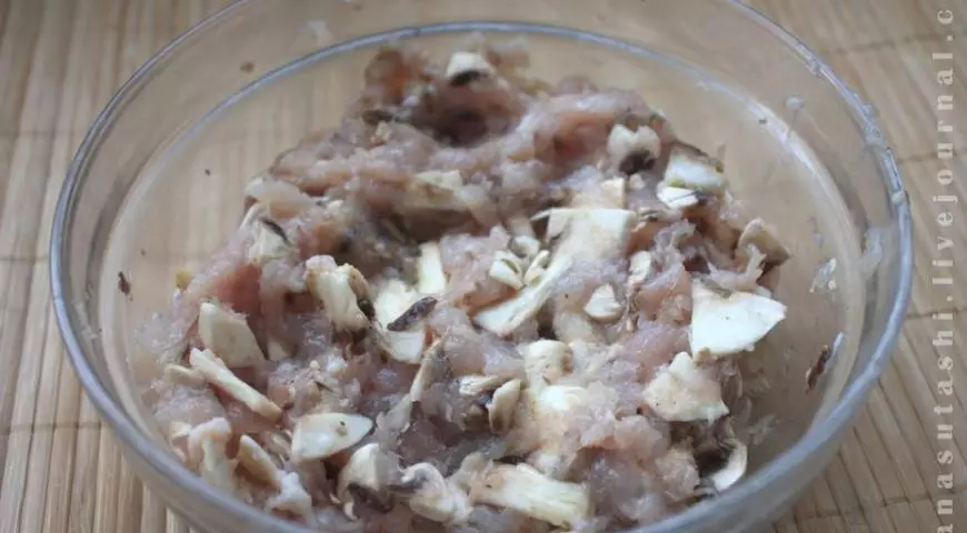 Mix kip gehakt en gesneden champignons