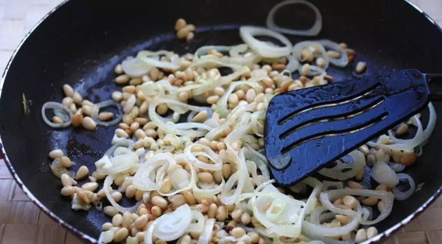 Bawang goreng, bawang putih lan kacang cedar