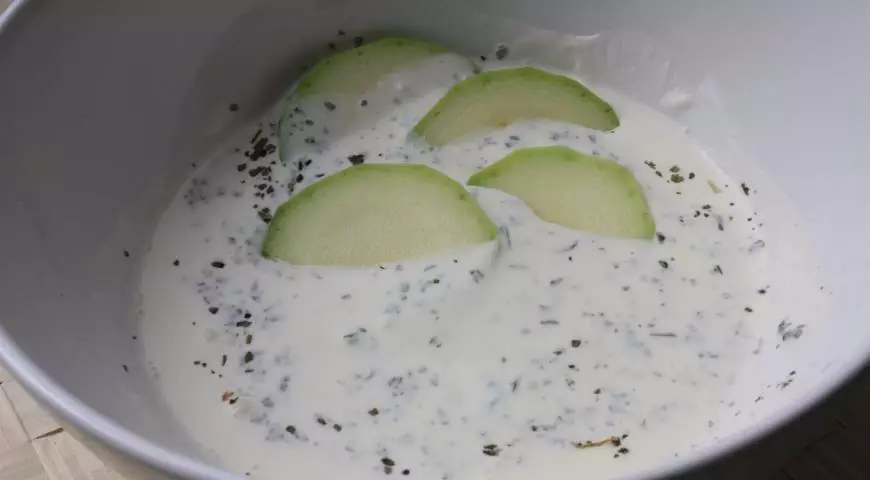 Trộn kem chua và kem, khô vào các lát hỗn hợp kết quả của zucchini