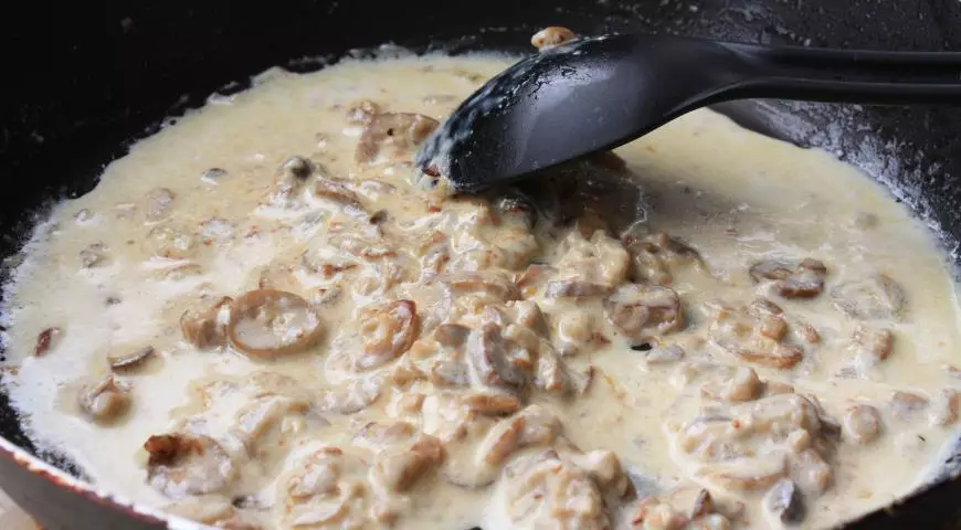 Foots of Champignons by Carcass in Cream to Cream to Sauce Mushroom