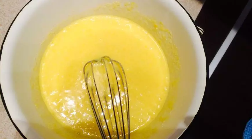 Hapus madu dan gula, tambahkan rempah-rempah, mentega, dan telur