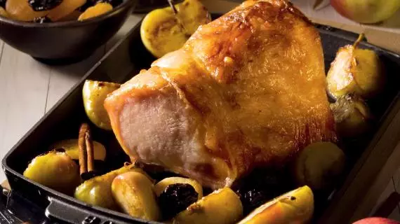 Roast pork mei pruimen en appels, stap-by-stap resept mei foto's