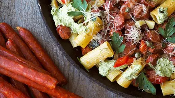 Pasta Spanyol "Fighesa" dengan sosis mentah, zaitun dan tomat kering, resep langkah demi langkah dengan foto