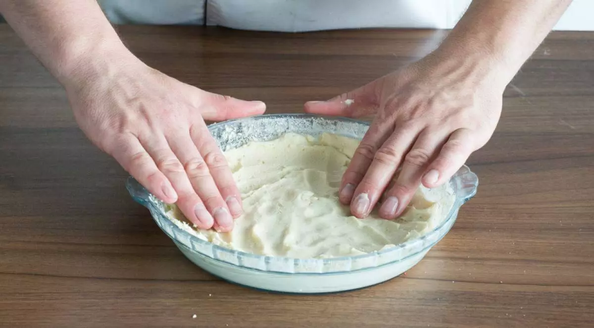 Torta con ribes nero, distenda l'impasto nella forma