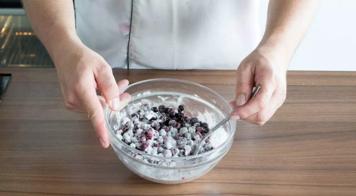 Torta di ribes nero, mescolare il ribes con amido