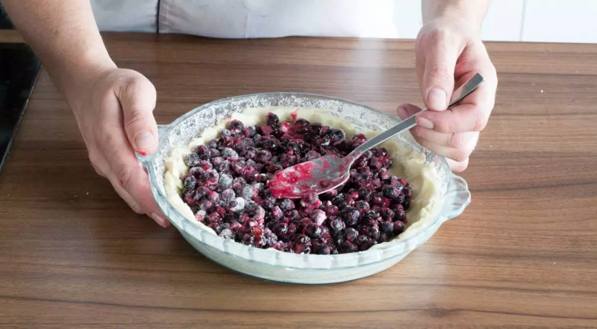 Torta con ribes nero, distenda il riempimento