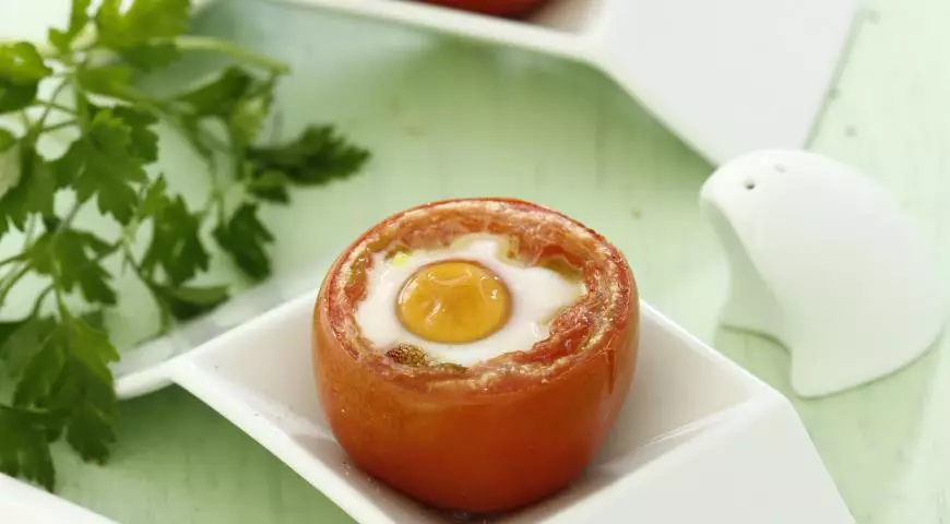 Baked tomatoes with egg and pesto