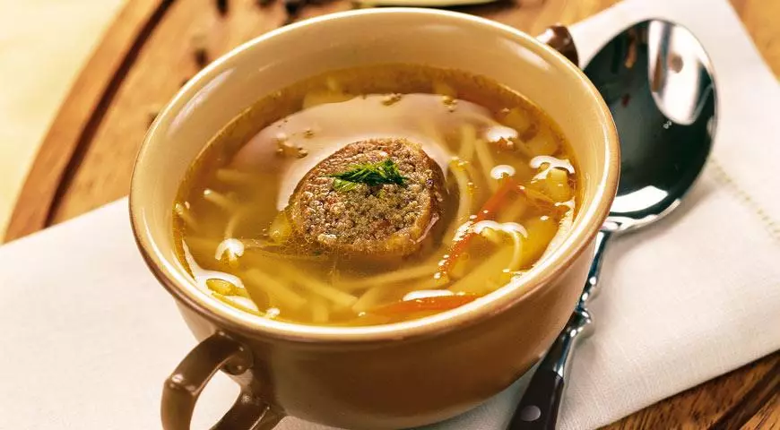 Nouilles à soupe avec gâteaux de poulet farcie, recette pas à pas avec photos