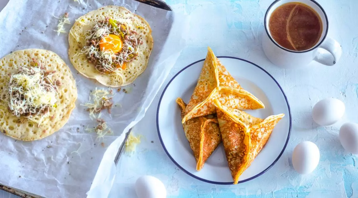 Crêpes "trois coutures" avec la viande et l'oignon, recette pas à pas avec des photos