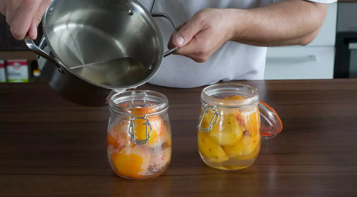 Peach Jam karo balung, tuangake peach karo sirup