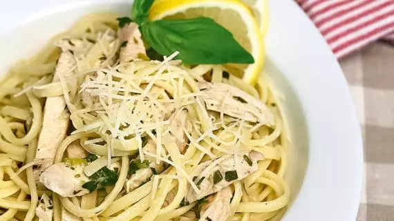 Linguini avec du poulet et de la sauce au citron, recette pas à pas avec des photos