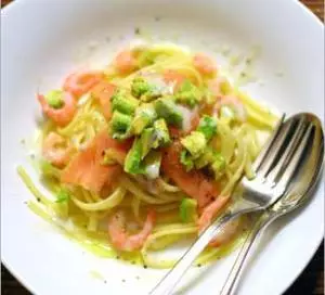 Zimaniini bi salmon, shrimp û avocado, pênaseya gav-gav bi wêneyan