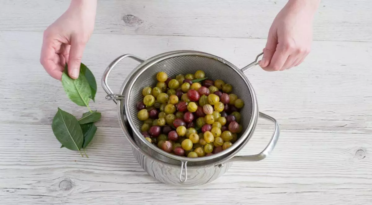 Џем од цариградско грозде за зимата, ставајќи бобинки во сад