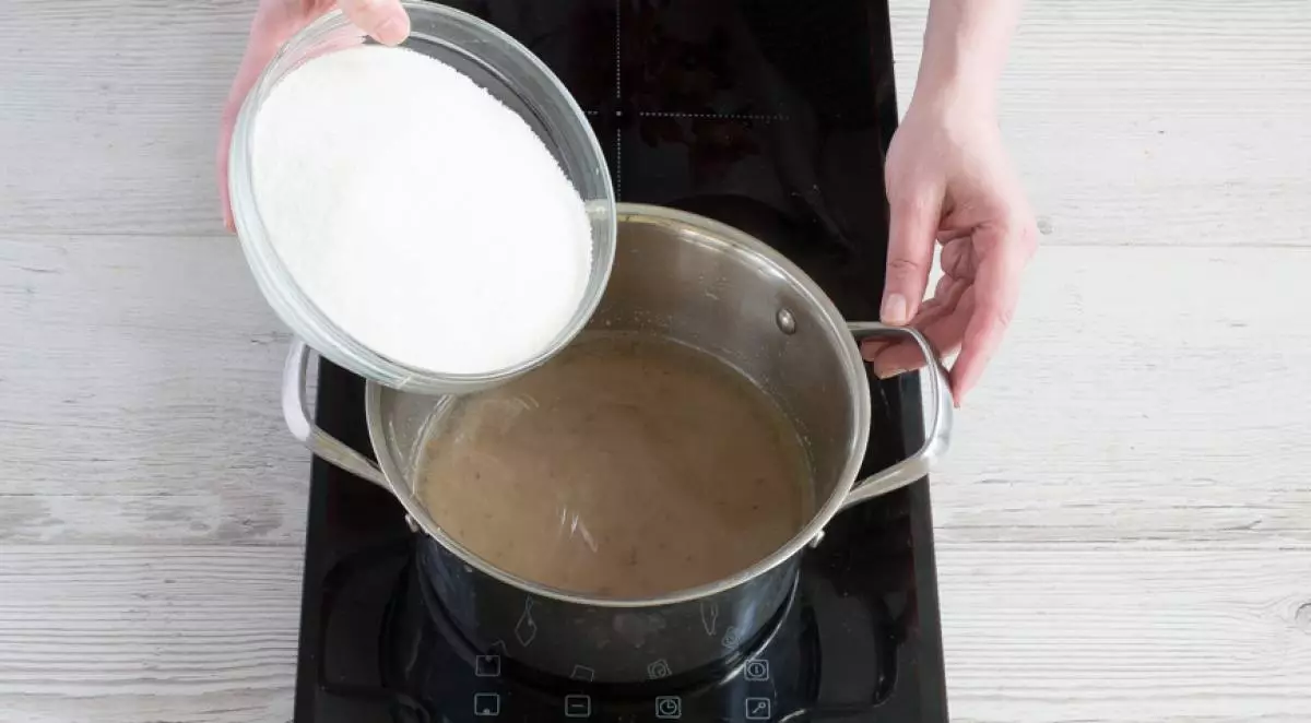 Mermelada de groselha para o inverno, engade azucre