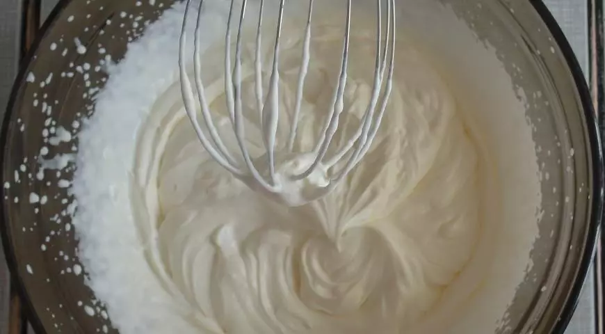 Whip cream with sugar and vanilla