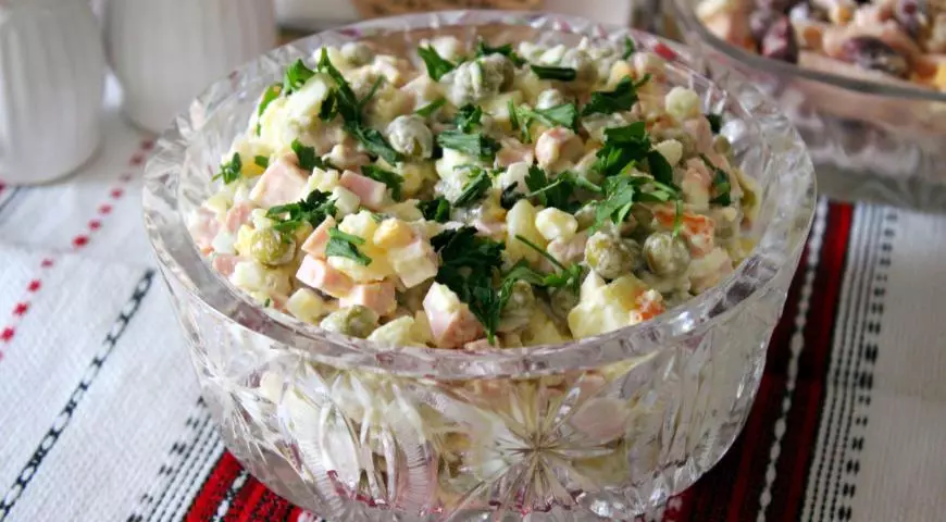Salad Olivier ជាមួយនឹងសាច់ក្រកបណ្ឌិត