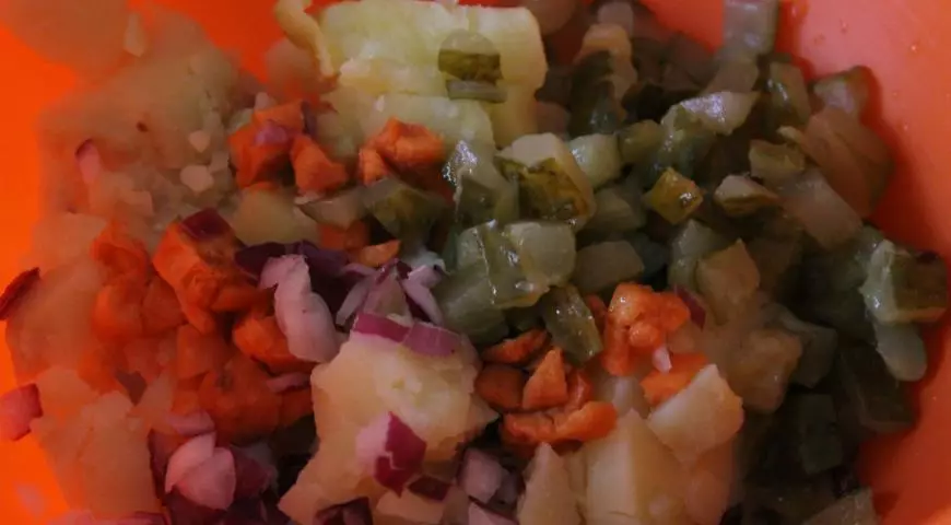 Исечете компири, моркови, солен краставица, лак
