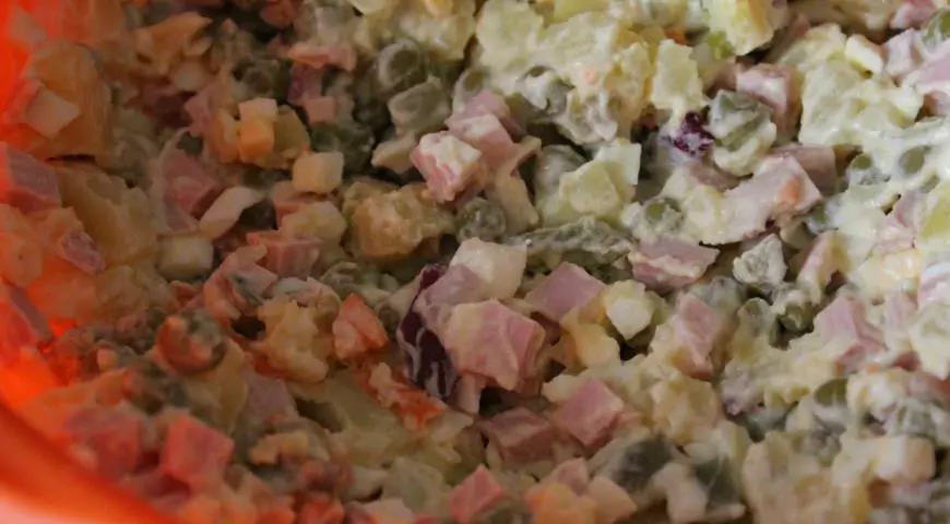 Salad Olivier với hỗn hợp xúc xích tiến sĩ, trang trí rau xanh