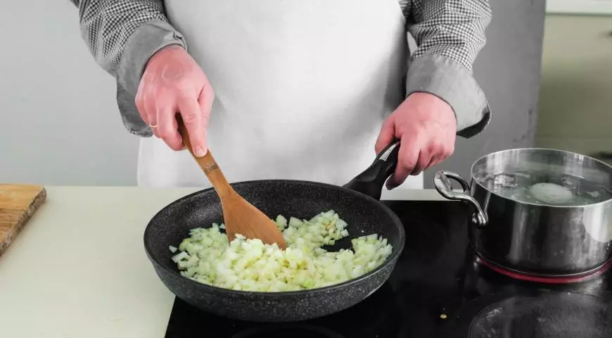 食谱的制备​​照片：用鸡肝填充薄煎饼，第2步一步