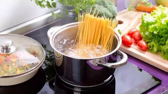 Déantar anlainn éagsúla a chomhcheangal le pasta. Cinnte nach féidir leat a rá. Ach ní athraíonn an scéal i bprionsabal: táimid fós salainn uachtar. In ainneoin nach bhfuil siad an chuid is mó úsáideach. San Iodáil, tá na cách go hiomlán difriúil agus tá an greamaigh ag ullmhú go difriúil. Tá anlainn glasraí a úsáidtear go príomha, solas, úr, ní calories, greamaigh - mias cothrom.