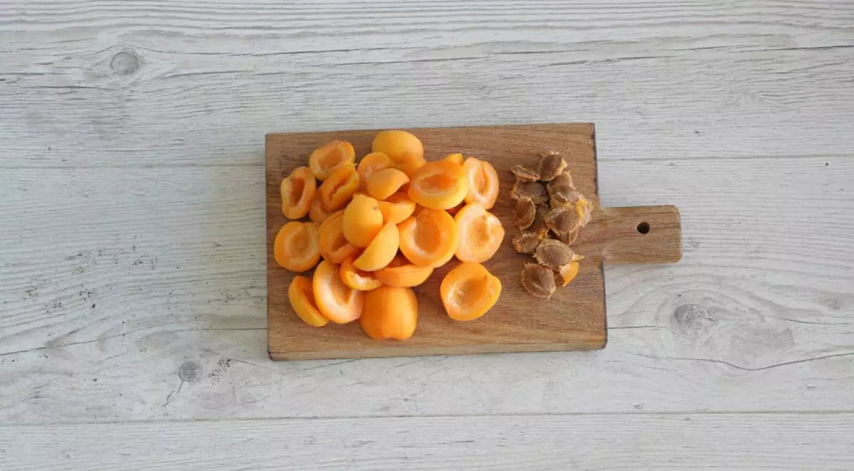 Senggol saka apricots tanpa balung, ngumbah woh-wohan lan garing