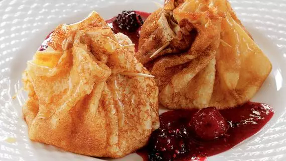 Masiarpone နှင့် Berry သီးဆော့စ်နှင့်အတူအီတလီ pancakes, ဓာတ်ပုံများနှင့်အတူခြေလှမ်း - အဆင့်ဆင့်စာရွက်