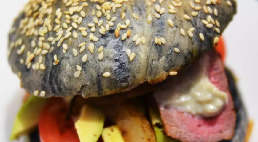 Marmer Burger met 'n biefstuk van marmer beesvleis en 'n sous van bloukaas, stap-vir-stap resep met 'n foto