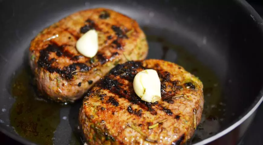 Photo Cooking Recipe: Marble Burger with Steak of Marble Beef and Blue Cheese Sauce, Step No. 3