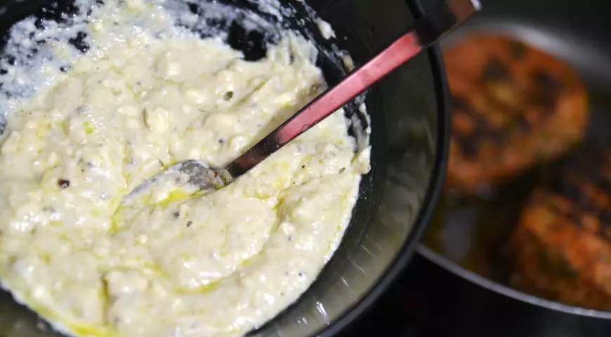 Tarifin hazırlanmasının fotoğrafı: mermer biftek biftek ve mavi peynir soslu mermer burger, 5 numaralı adım