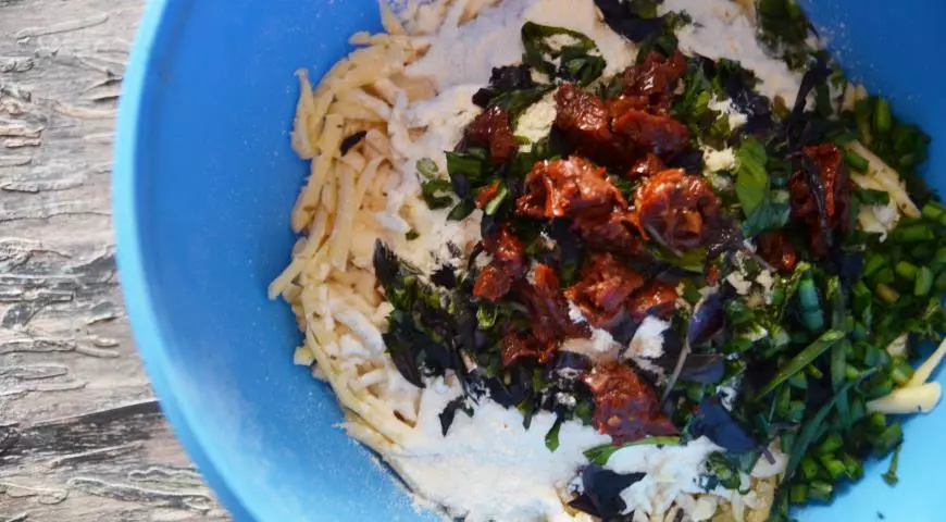 Photo Cooking Recipe: Cheese Cookies na may Drier Tomatoes at Basil, Step No. 3