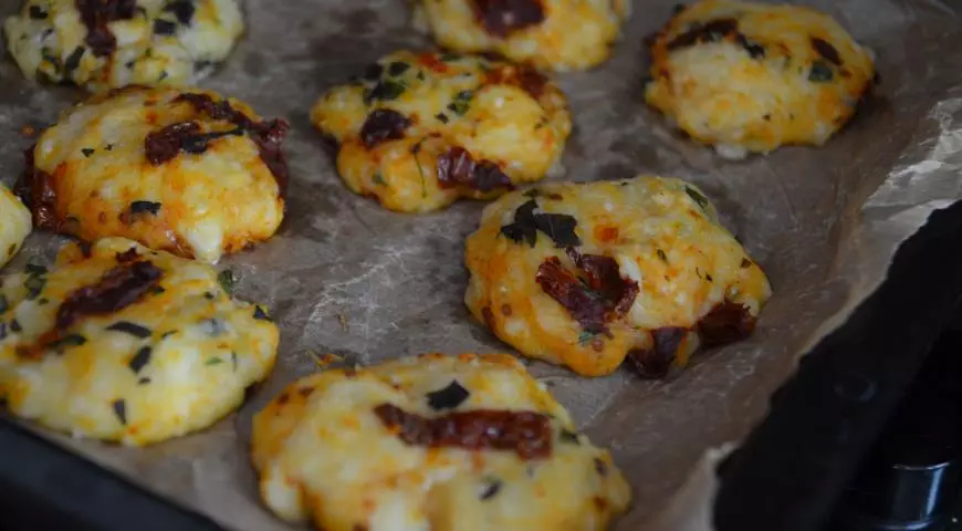 Photo Cooking Resipe: Mga cookies sa keso nga adunay mas maalam nga kamatis ug basil, lakang No. 4