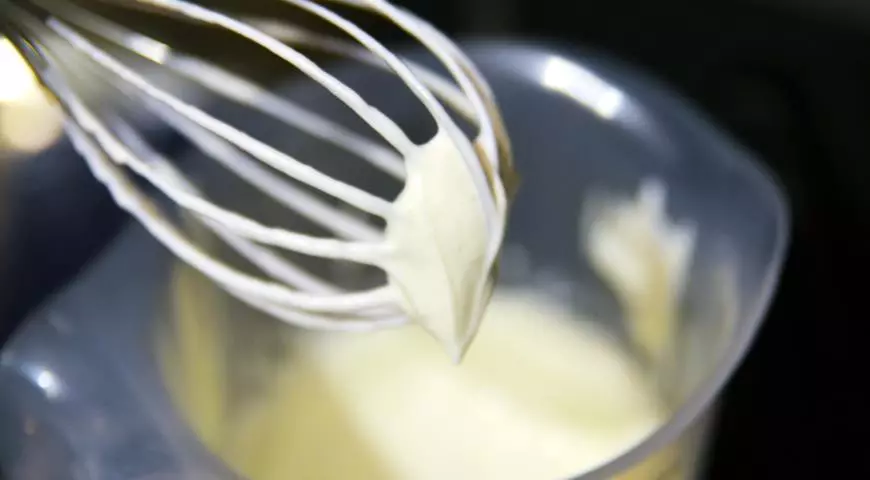 Pregătim Cream de la Mascarpone și Cream, adăugați pulbere de zahăr