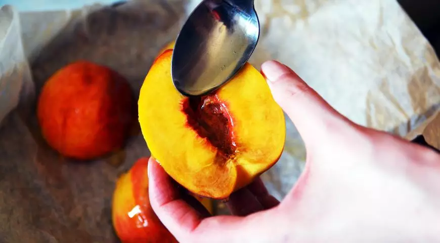 Potong, pelumas madu dan panggang persik dalam oven