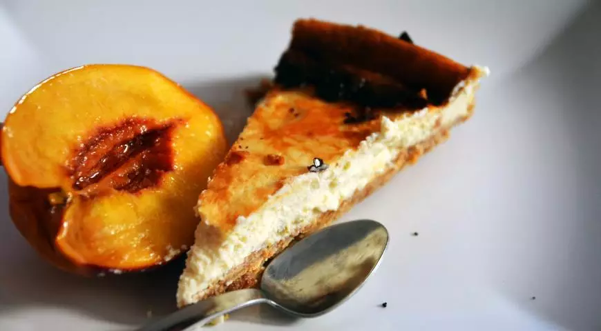 Cheesecake new york dengan buah persik siap untuk pakan