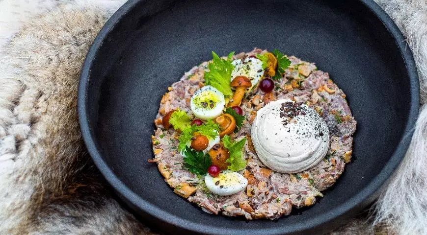 Gekookte eland vleis met dye en tuisgemaakte mayonnaise, stap-vir-stap resep met foto's