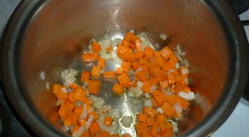 Cociñar caldo de pollo Engade verduras para cociñar sopa