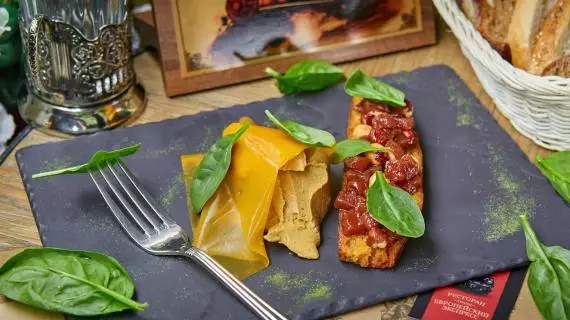 Raca pate z želejo oranžno s francoskim sladičnim kruhom, recept po korakih s fotografijo