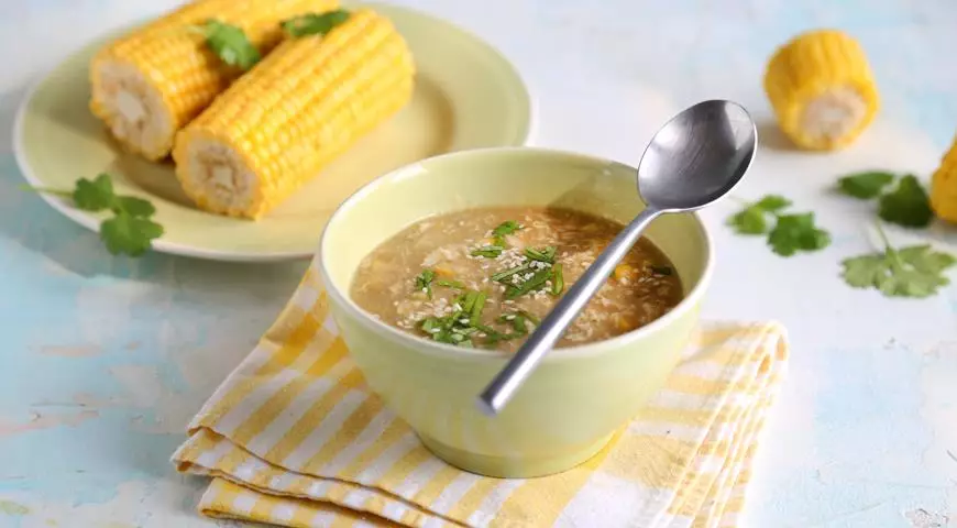 Zuppa di mais sulla griglia e patate al forno