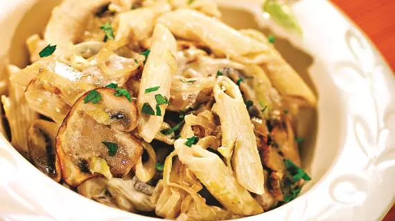 Penne karo jamur lan bawang, resep langkah-langkah kanthi foto