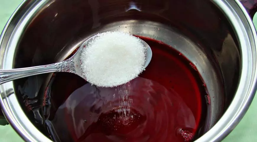 В череша сок добавете захар, заври на бавен огън 5 минути