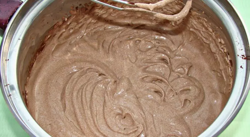 鞭打奶油巧克力混合物
