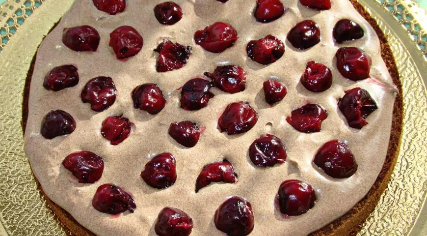 Pamakeke ekutanga akarara chokoreti cake cream uye cherries