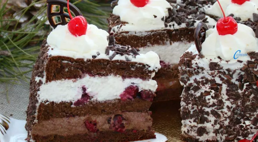Koken van de stappen van de Black Forest Cherry Cake