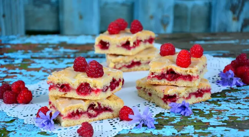 Færdige cookies med Malina skåret på firkanter