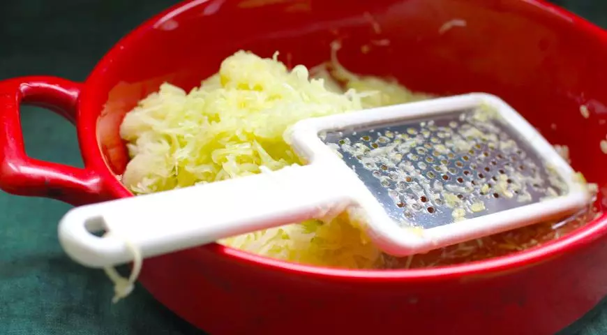 Stockfoto Koken recept: courgettebroodje met kaas en greens, stap nummer 1