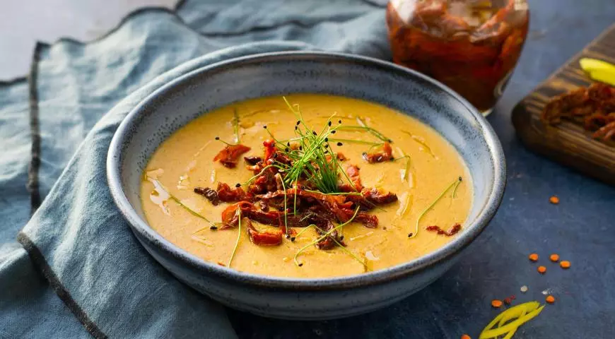 Sup lentil kanthi tomat garing lan roti borodino, resep langkah-langkah kanthi foto